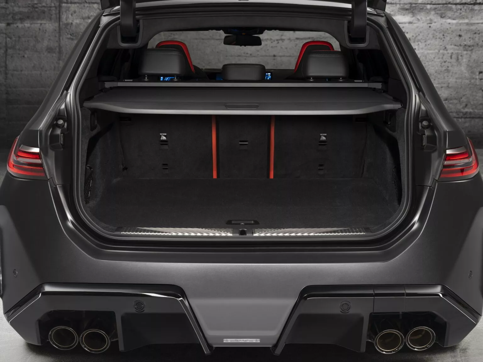 Foto: Bagasi BMW M5 Touring 2025. (Sumber: Carscoops)