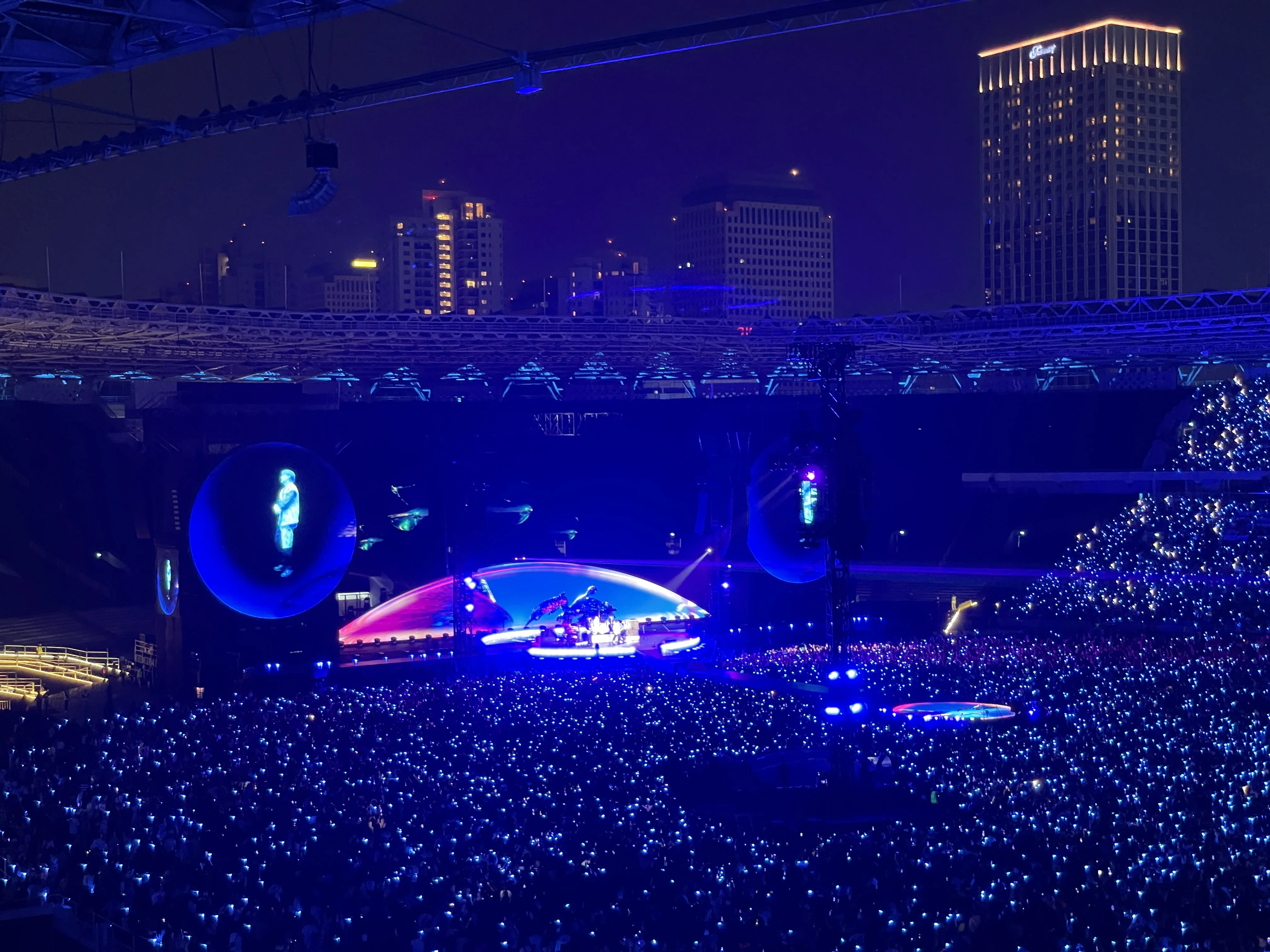 Foto: Crowd Konser Coldplay di Jakarta