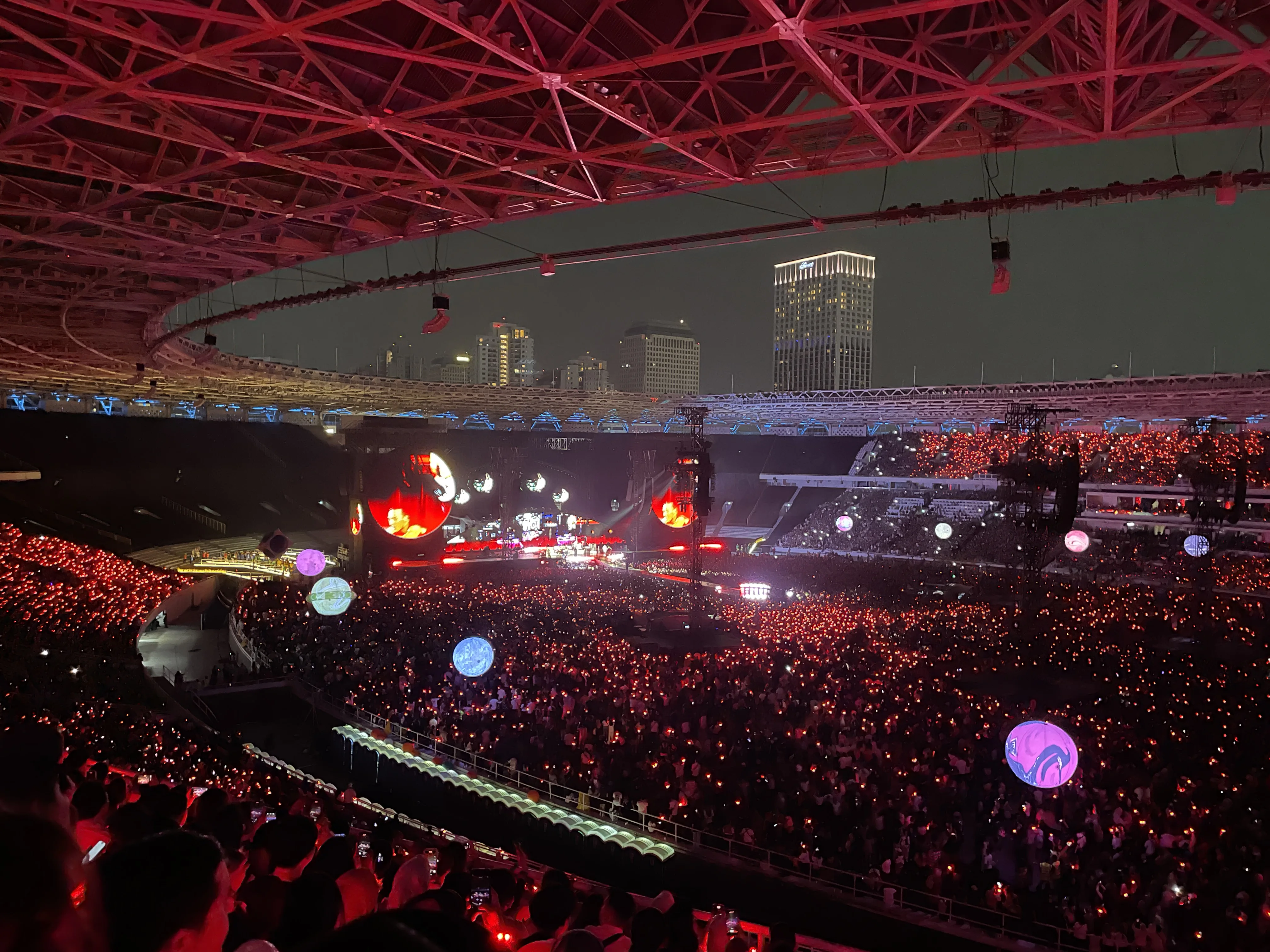 Foto: Crowd Konser Coldplay di Jakarta